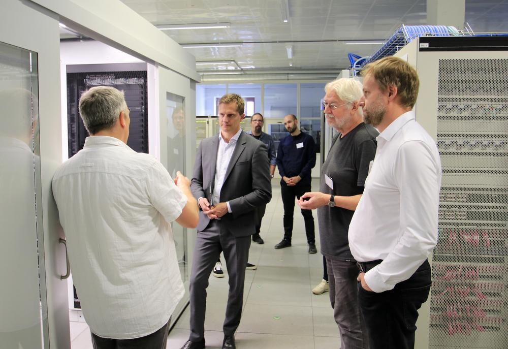 DESY News: Brandenburger Staatssekretär Grimm besucht DESY in Zeuthen ...